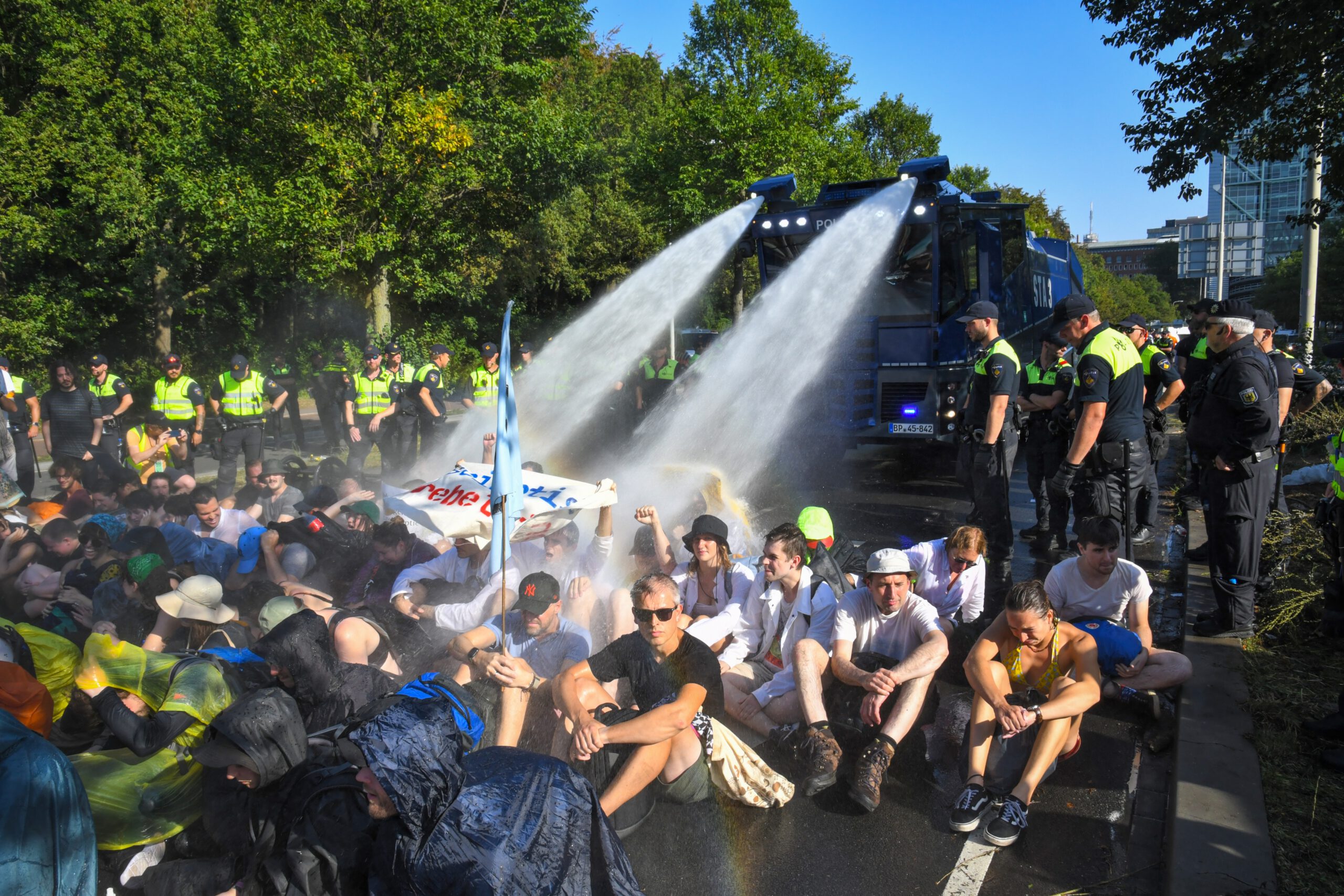 Demonstraties op de A12: van de wegen in de drup - Rechtencircuit